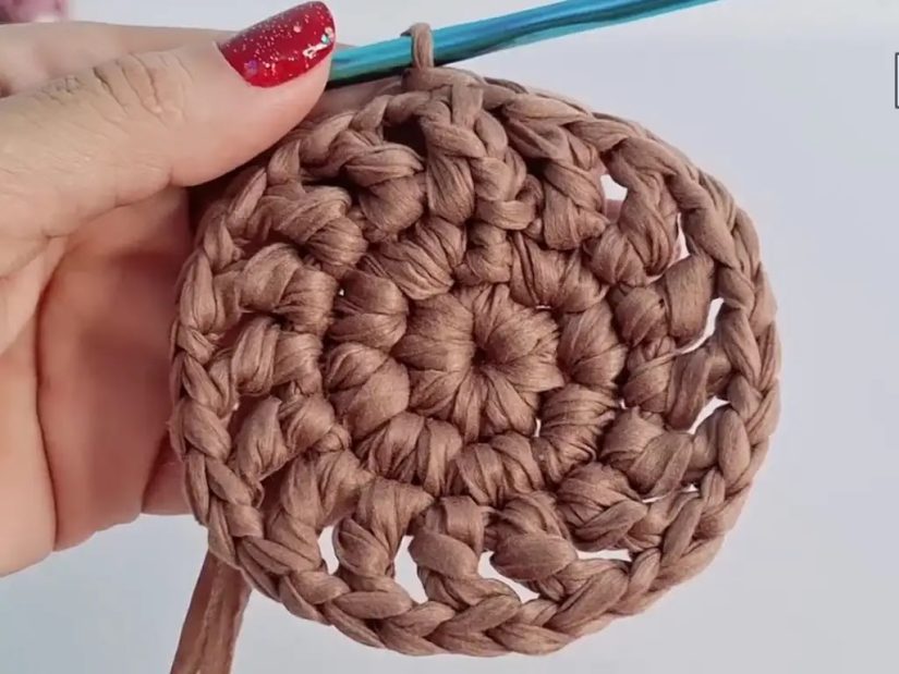 Free Crochet Pattern: Stylish Raffia Shoulder Bag